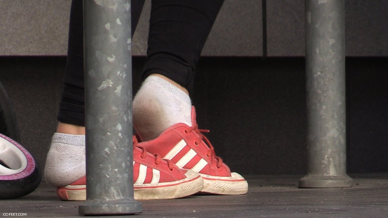 CC-FEET.COM | Candid Cam Shoeplay with girls feet, socks, nylons ...