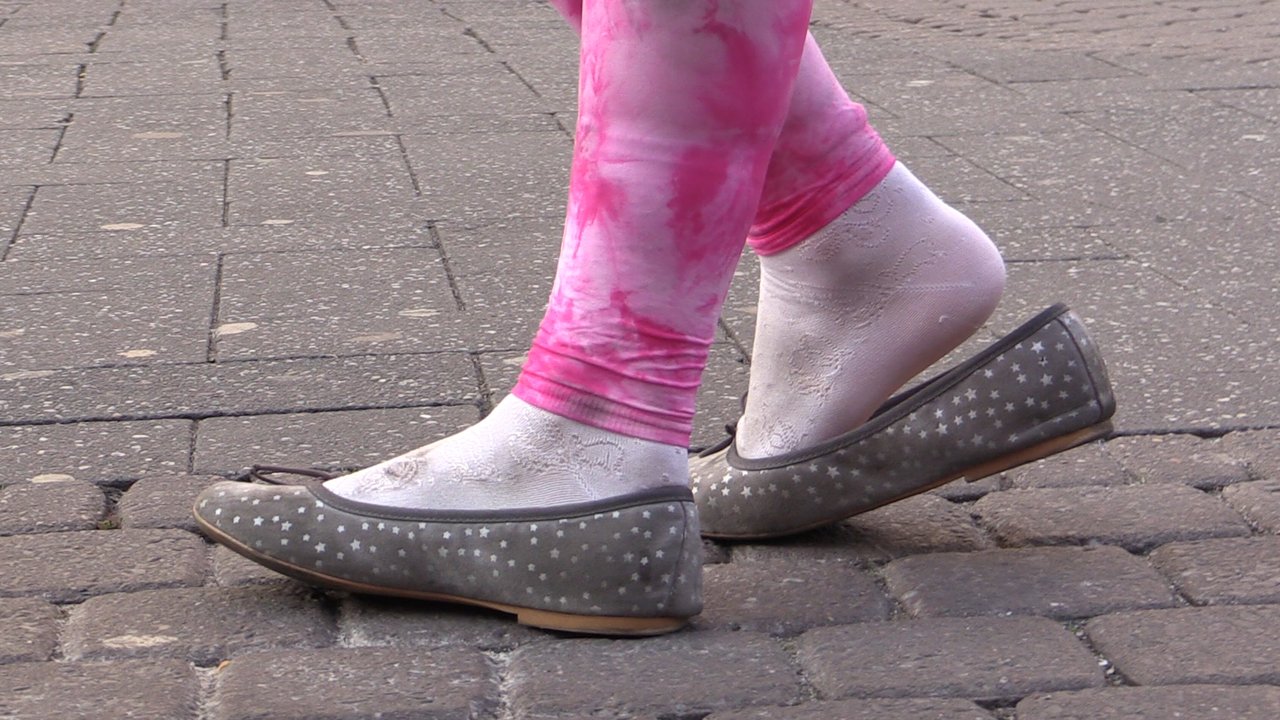 CC-FEET.COM | Candid Cam Shoeplay with girls feet, socks, nylons ...